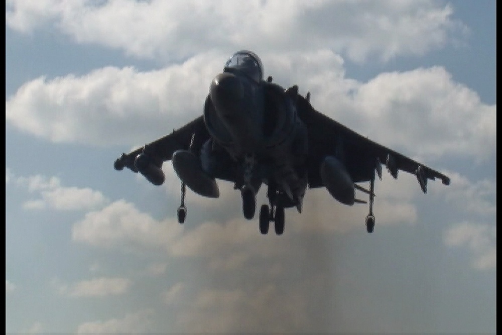 DVIDS - Video - AV-8B Harriers Land on USS Kearsarge (LHD 3)