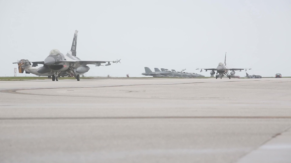 DVIDS - Video - U.S. Aircraft Land During Valiant Shield