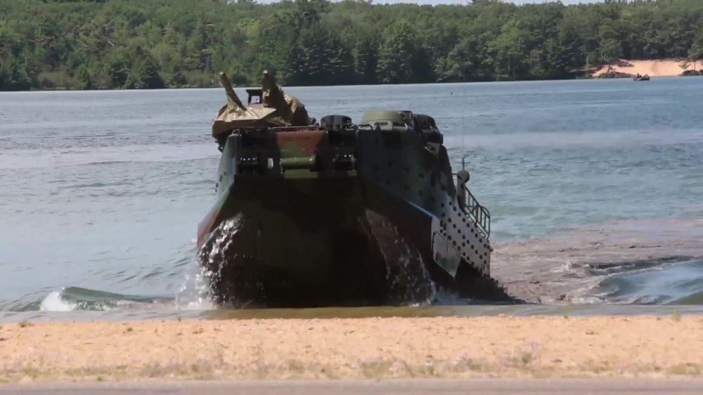 DVIDS - Video - 4th Assault Amphibian Battalion Conducts Beach Landing