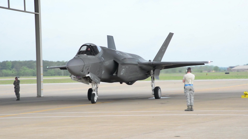 DVIDS - Video - F35 Taxi