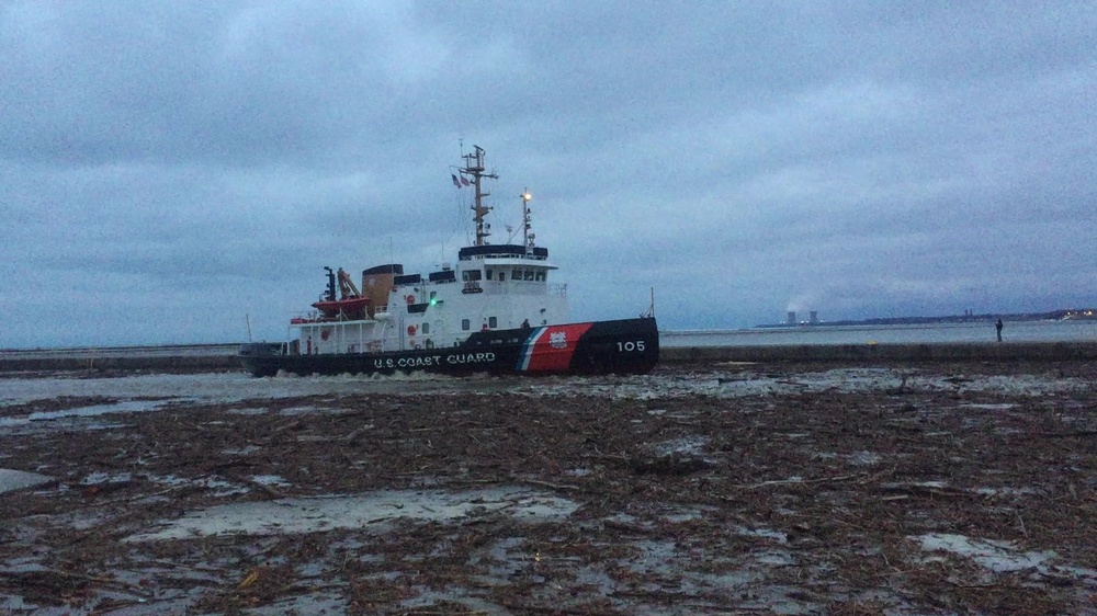 DVIDS - Video - Coast Guard Cutter Neah Bay Breaks Ice in Fairport Harbor
