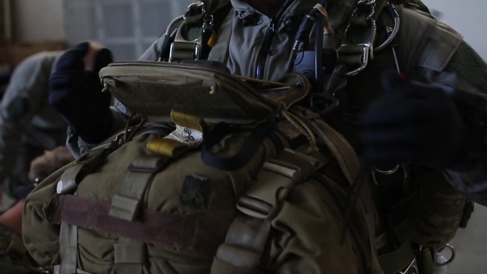 DVIDS - Video - Reconnaissance Marines conduct military free fall ...