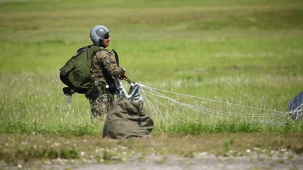 DVIDS - Video - 3rd MLG, 3rd Recon Marines drop a Polaris MRZR from C ...