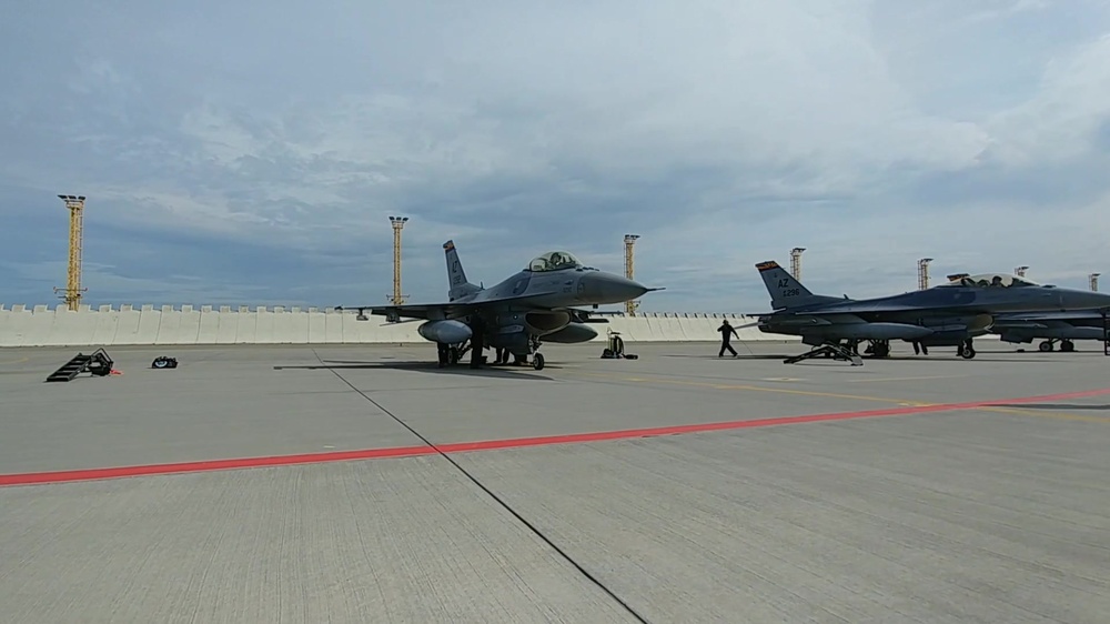 DVIDS - Video - 195th Aircraft Maintenance Unit Recover an F-16C ...