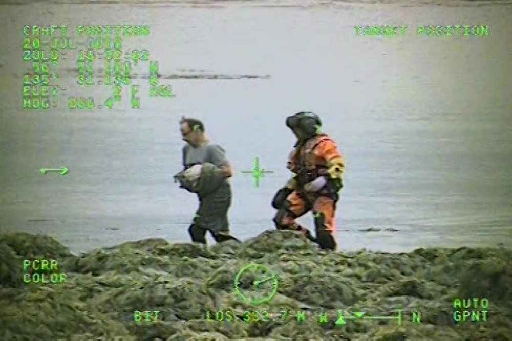 DVIDS - Video - Coast Guard Aircrew, Good Samaritan Boat Crew Medevac ...