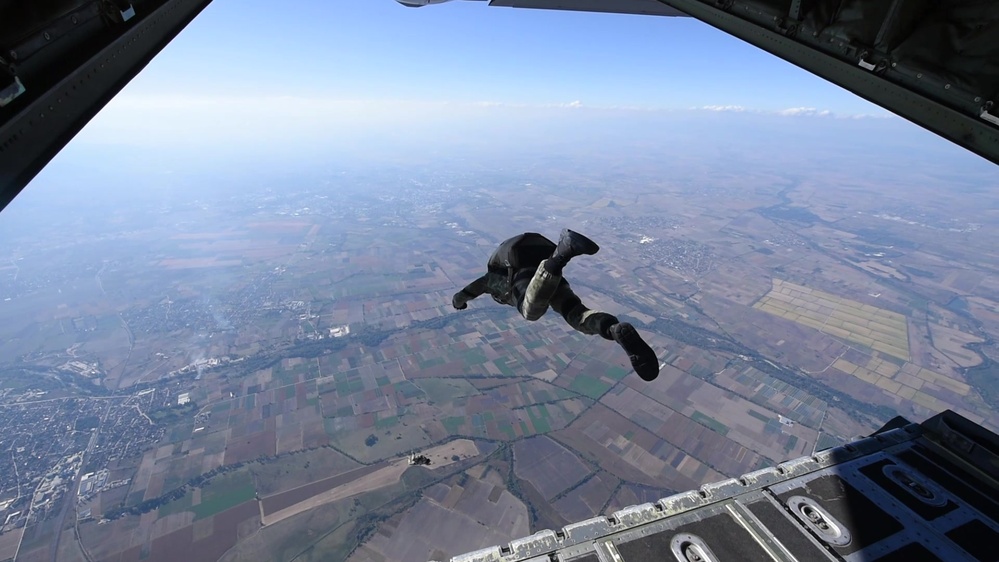 DVIDS - Video - Thracian Fall 19: Military Free-Fall Course (B-Roll)