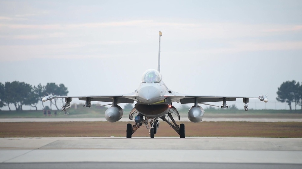DVIDS - Video - F-16 Fighting Falcon Take Off and Taxi