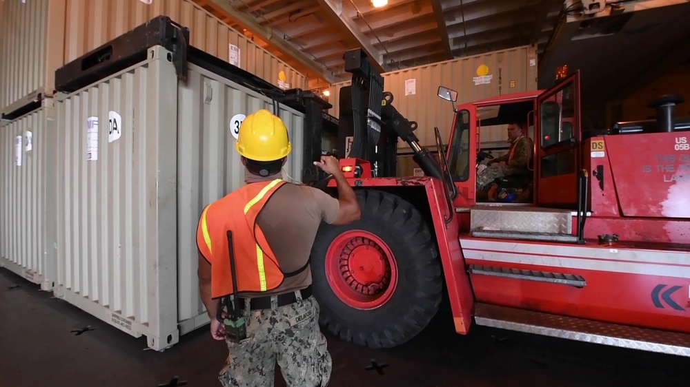 DVIDS - Video - Offload equipment for an Emergency Medical Facility (EMF)