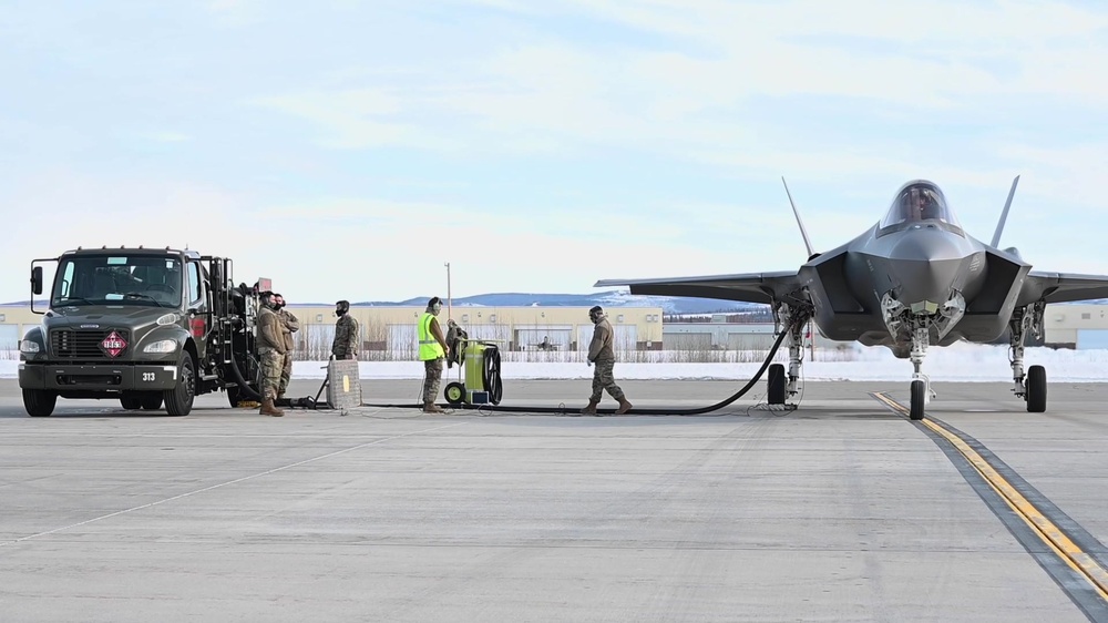 DVIDS - Video - 354th LRS & 356th AMU conduct F-35 hot pit refueling