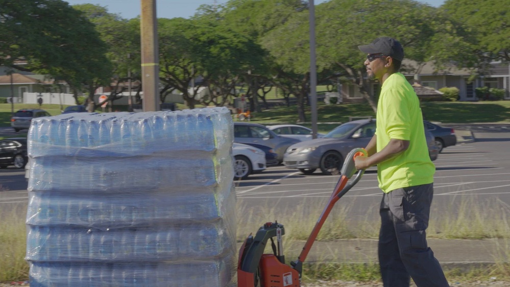 DVIDS - Video - Soldiers Distribute Water at Aliamanu Military Reservation