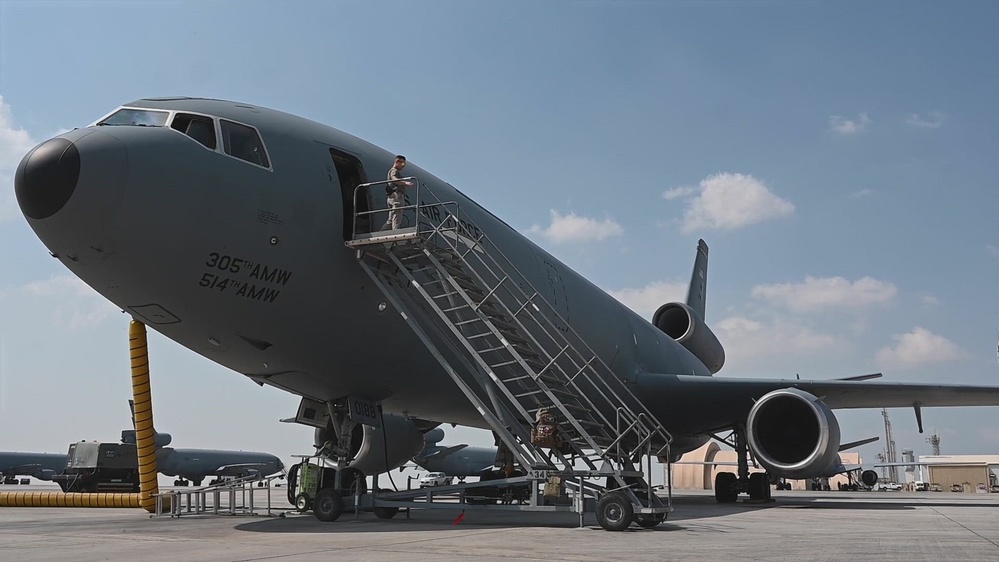 DVIDS - Video - KC-10 Refuels B-52 Stratofortress