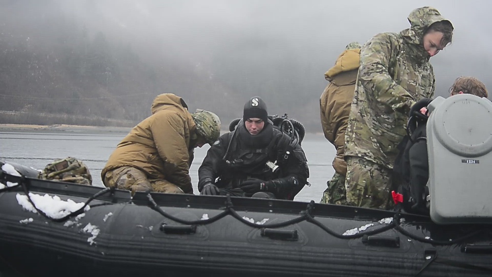 DVIDS - Video - Navy EODMU-1 dives in Gastineau Channel