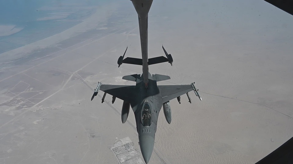 DVIDS - Video - U.S. Air Force F-16 Fighting Falcon Aerial Refuel B-ROLL