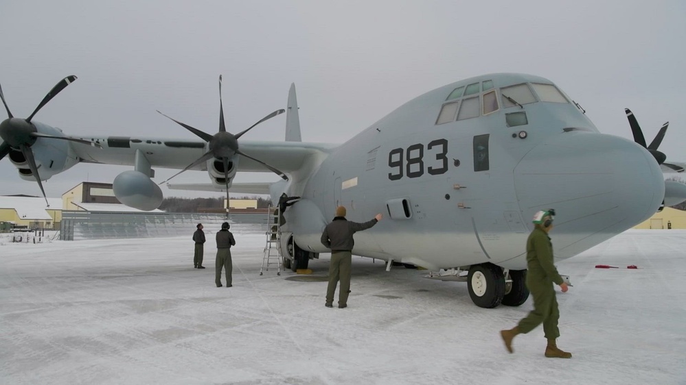 DVIDS - Video - Toys for Tots 2022: Pre-Flight Maintenance Checks (B-Roll)