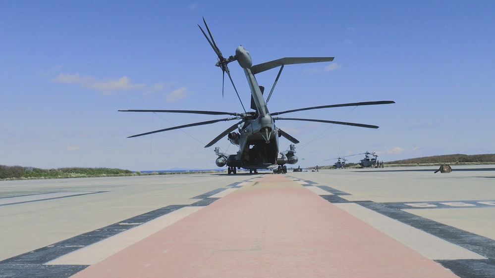 DVIDS - Video - HMLA-267 Conducts Nighttime Live Fire