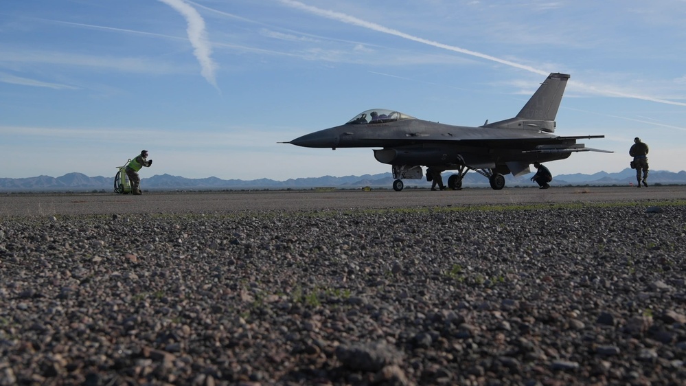 DVIDS - Video - 944th Fighter Wing F-16 Hot Pit Exercise - Gila Bend, Ariz.