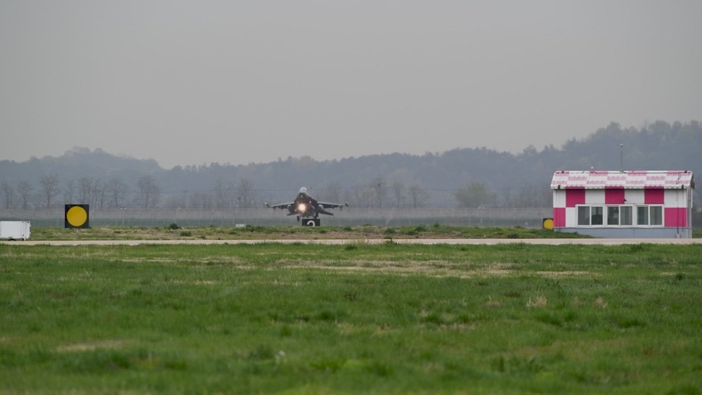 DVIDS - Video - 8th Fighter Wing Arrives at Gwangju Air Base for Korea ...