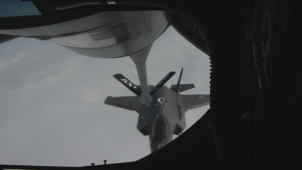 DVIDS - Video - 100th ARW KC-135 refuels Norwegian and Italian F-35s ...