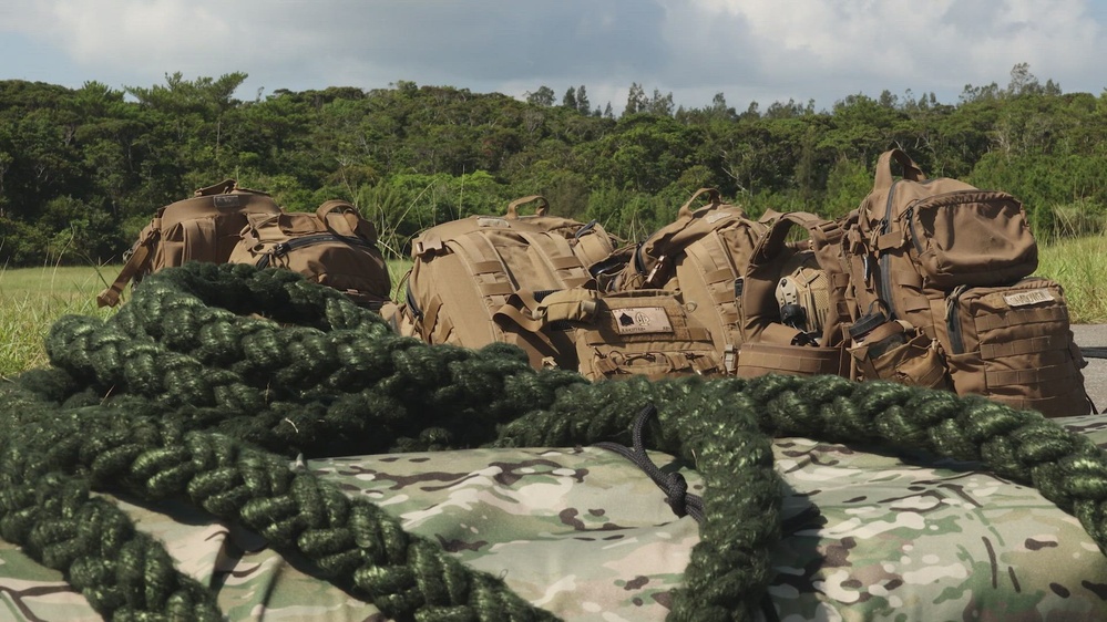 DVIDS - Video - III MEF Marines | Fast rope and rappel