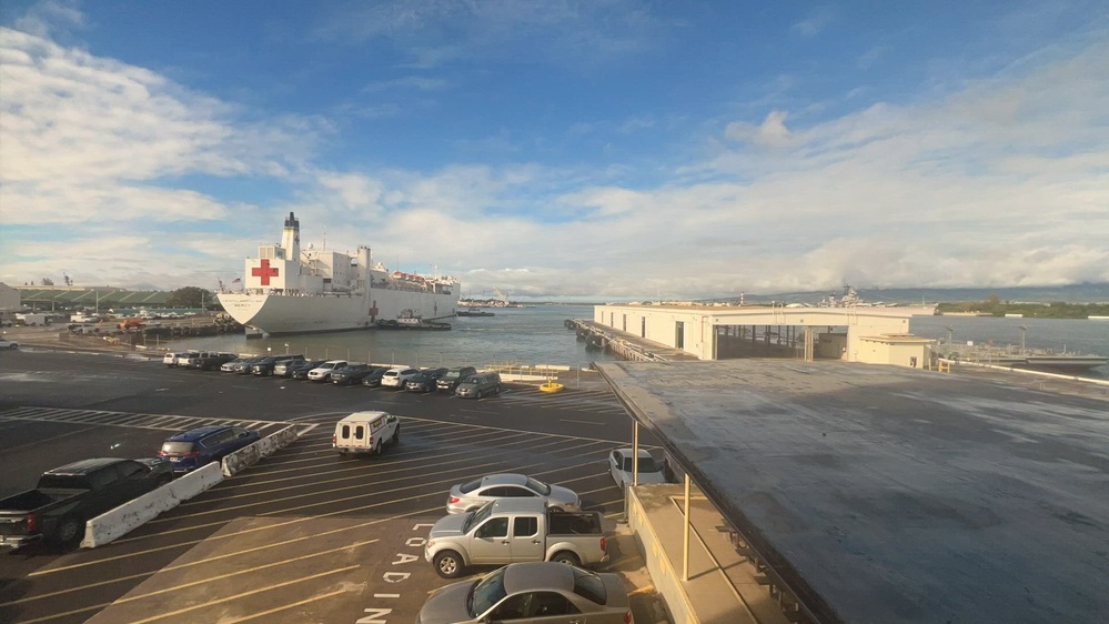 DVIDS - Video - USNS Mercy arrives at NAVSUP FLC Pearl Harbor's KILO Pier