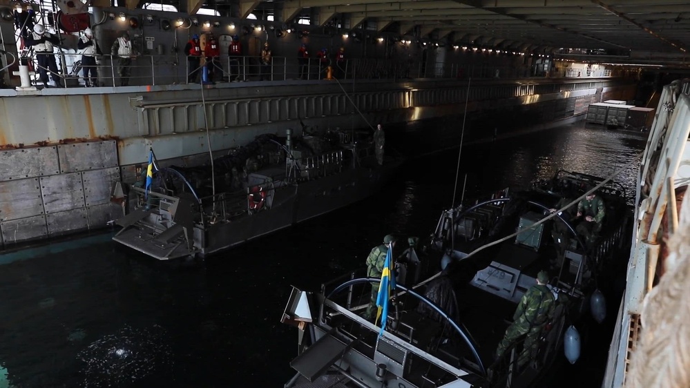 DVIDS - Video - BROLL: USS Gunston Hall Conducts Well Deck Operations ...