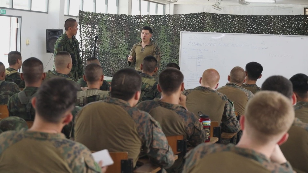 DVIDS - Video - B-Roll: USMC, RTMC Exchange Knowledge!