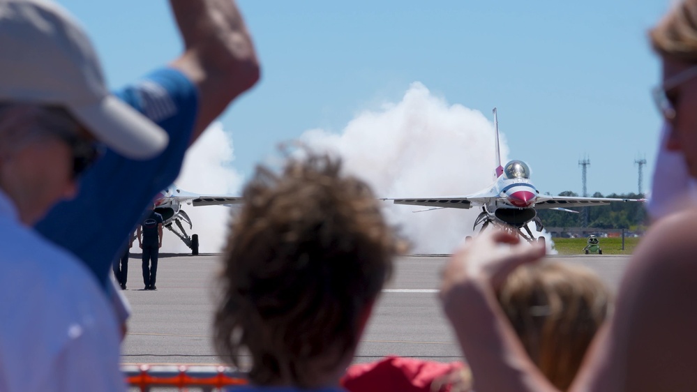 DVIDS - Video - Thunderbirds Perform At Tampa Bay AirFest 2024