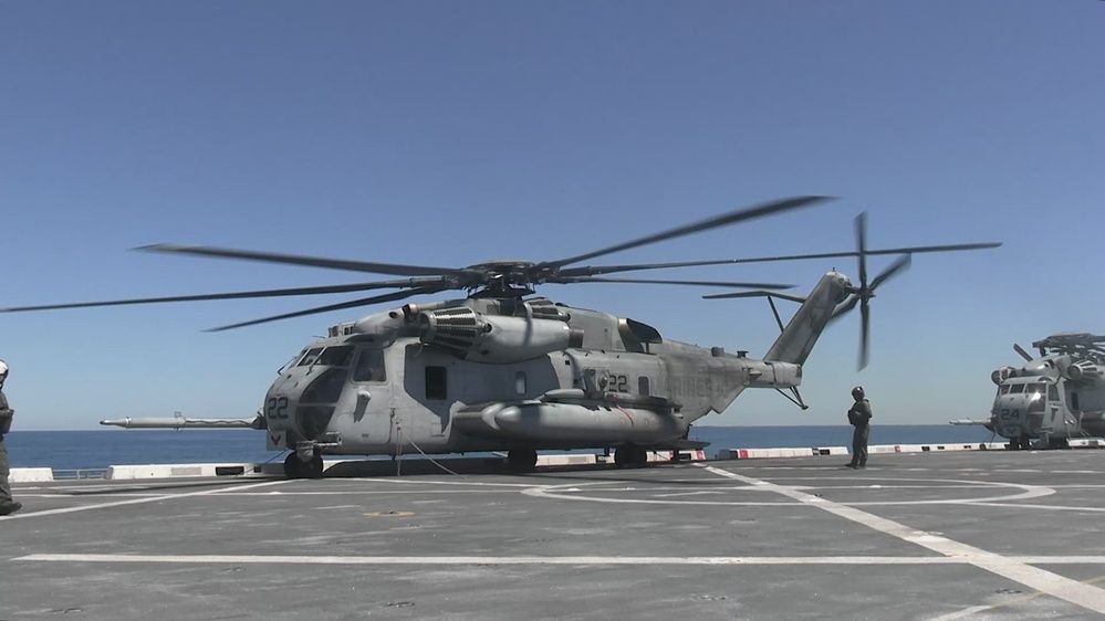 DVIDS - Video - Forward Command Element Disembarks from USS New York