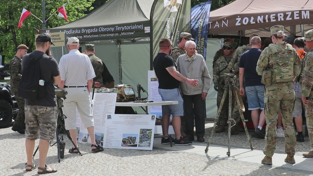 DVIDS - Video - U.S. Army soldiers host a static display at a Polish ...