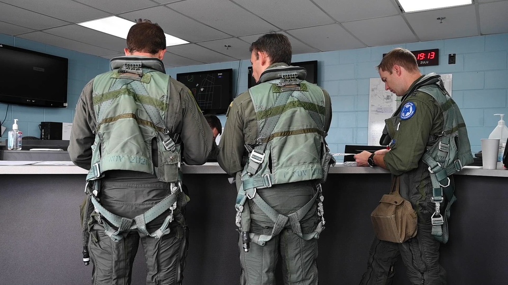 DVIDS - Video - F-16 pilots receive routine briefing prior to afternoon ...