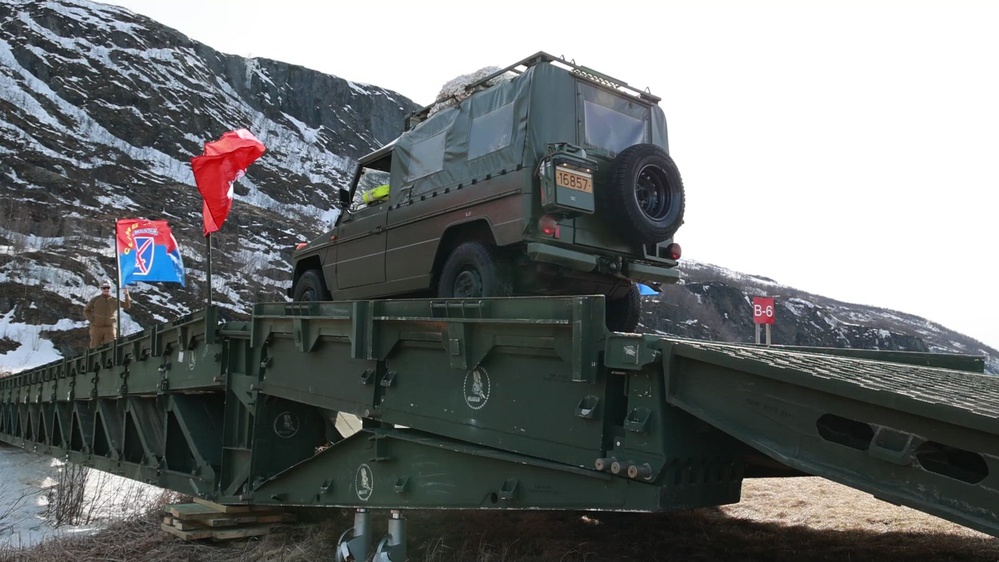 DVIDS - Video - U.S. Navy Seabees and U.S. Army bridge construction b ...