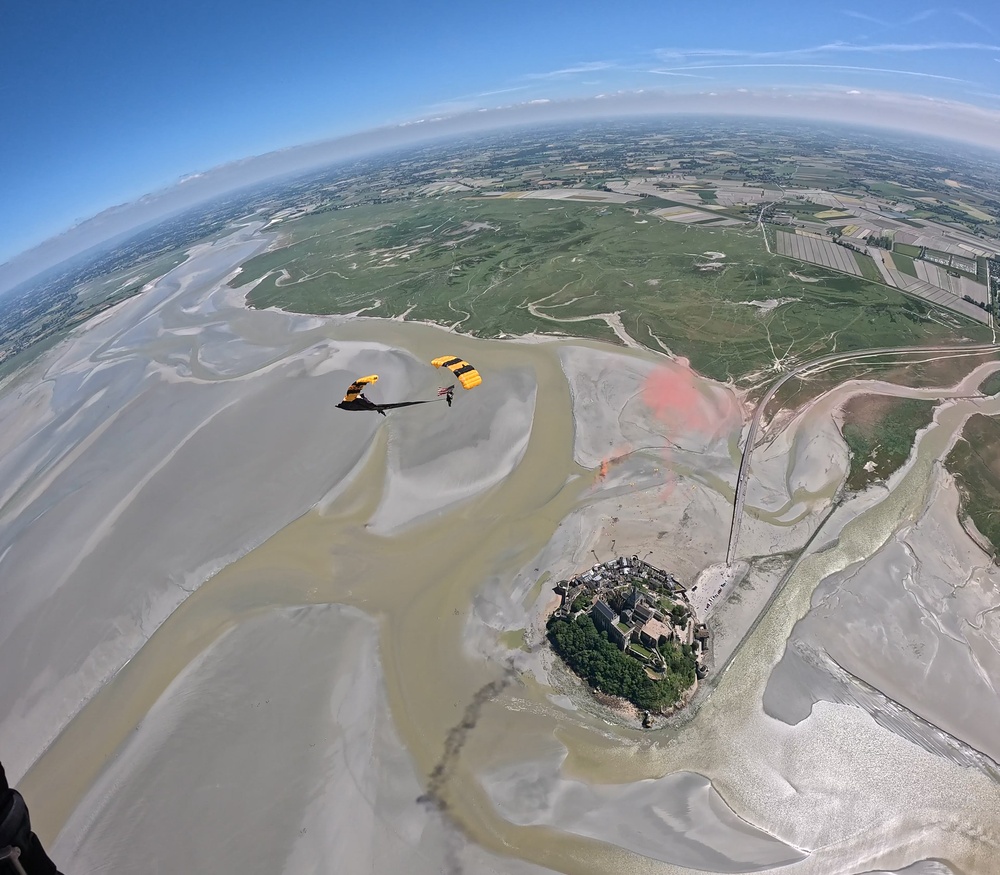 DVIDS - Video - Soldiers from Army Golden Knights jump at Mont Saint ...