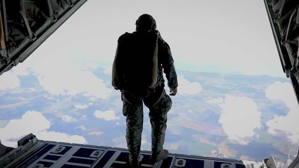 DVIDS - Video - 4th Recon Marines conduct free-fall operations in ...