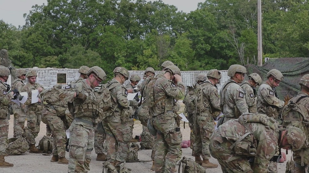 DVIDS - Video - TRADOC Best Squad E3b patrol, and weapon lanes