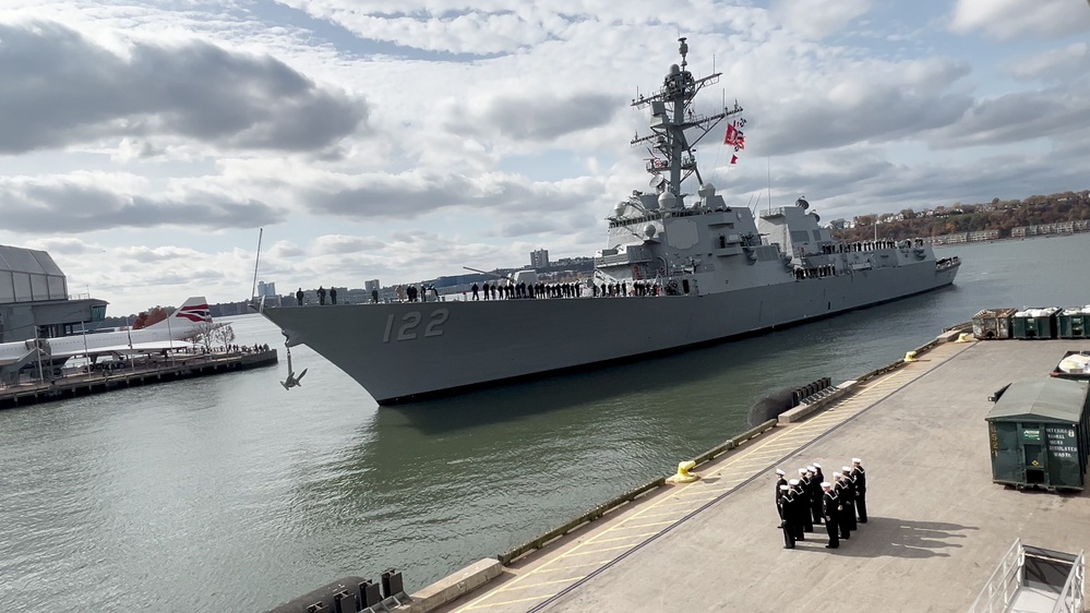 DVIDS - Video - USS John Basilone (DDG 122) Arrives Pierside in New York