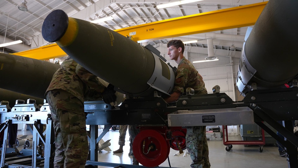 DVIDS - Video - B-Roll: 509 MUNS Builds JDAMs For Maritime Strike In ...
