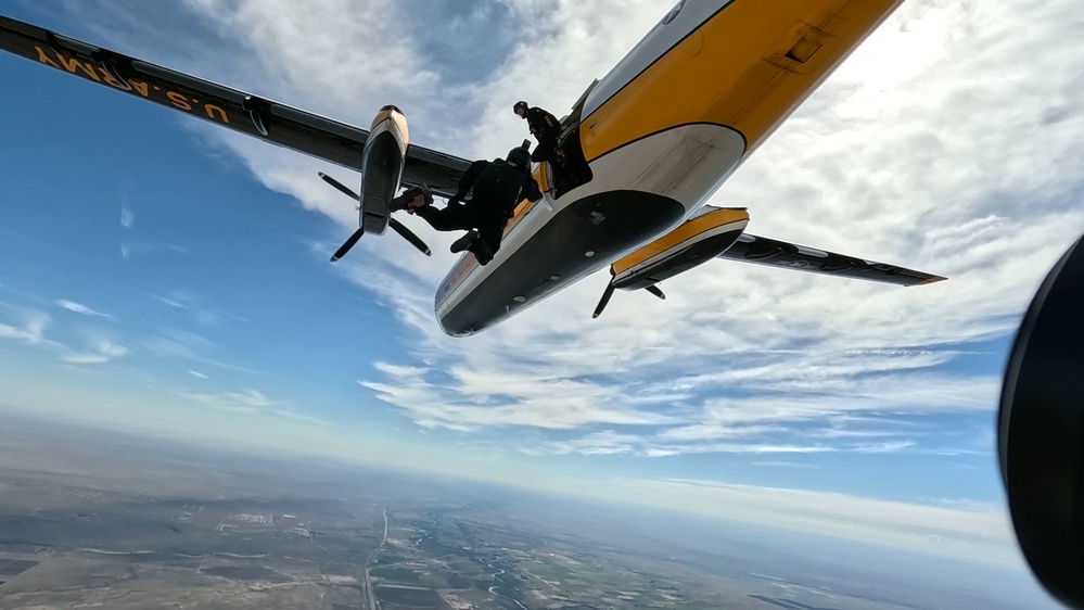 DVIDS - Video - U.S. Army Parachute Team jumps for Pueblo Air Show