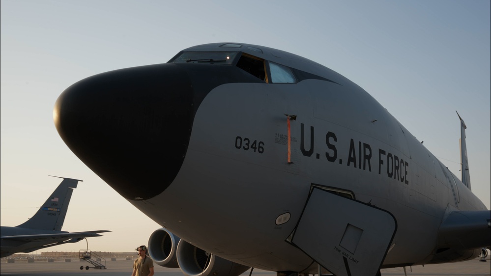 DVIDS - Video - USAF meets USMC in the skies over USCENTCOM AOR (B-Roll)