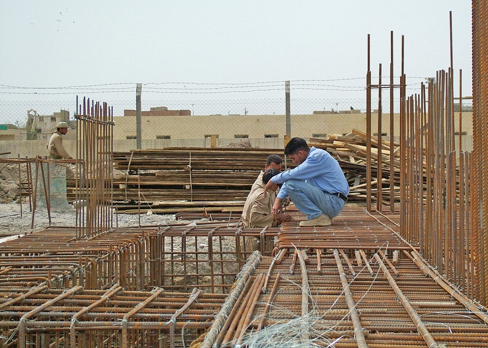 DVIDS - Images - Iraqi workmen tie lengths of rebar together [Image 4 of 5]