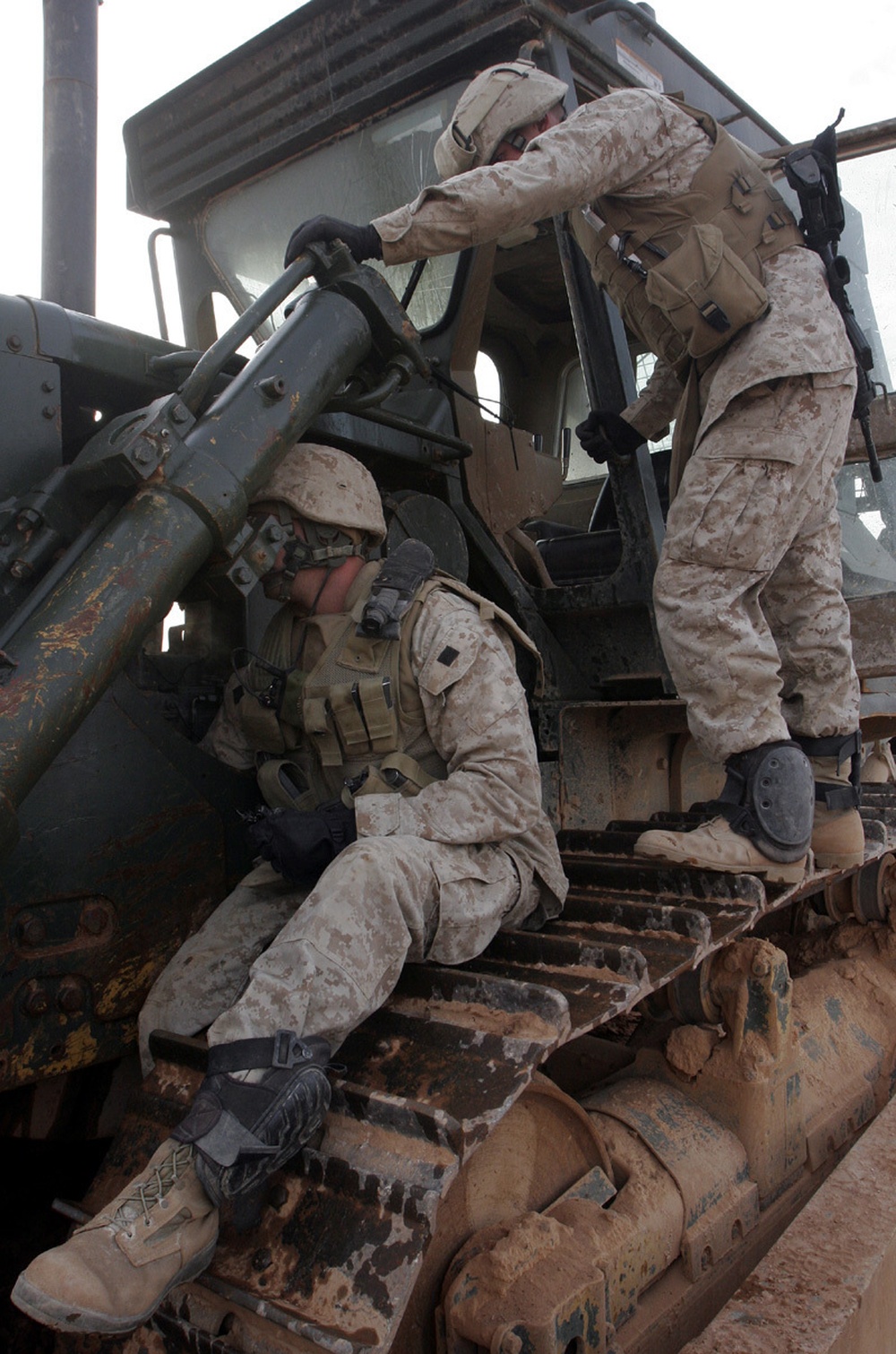 DVIDS - News - Marines build berm around troubled city in western Iraq