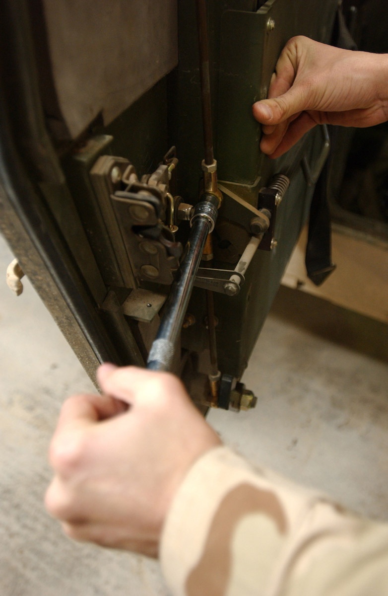 DVIDS - News - Fly-away team trains 4th BCT mechanics