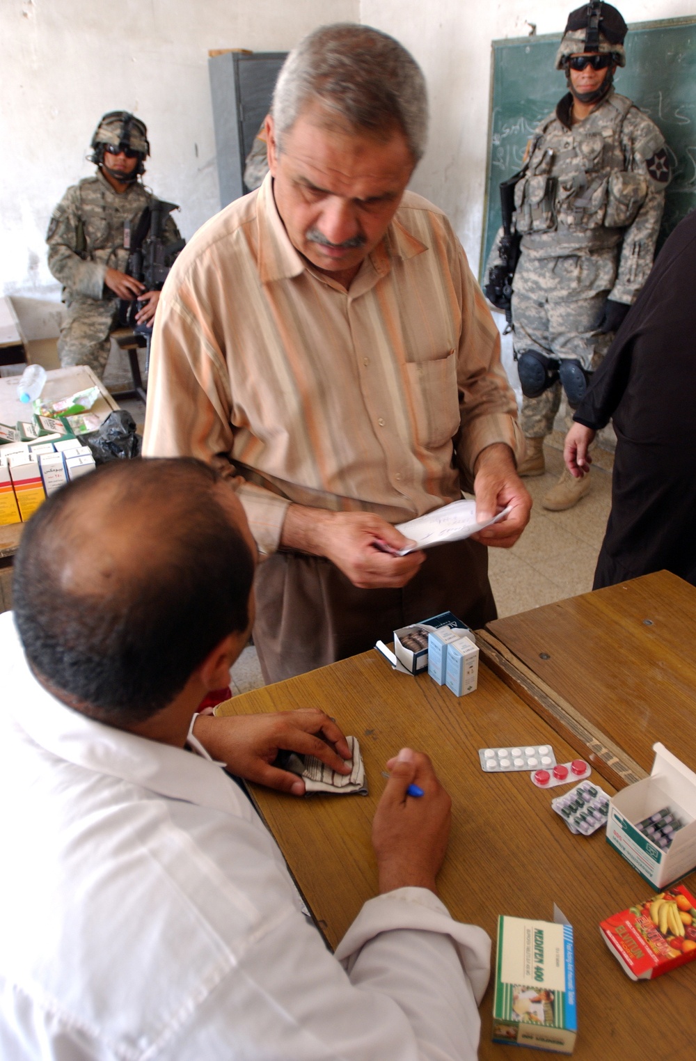 DVIDS - Images - 2nd Iraqi Army Conducts Medical Screening [Image 16 of 26]
