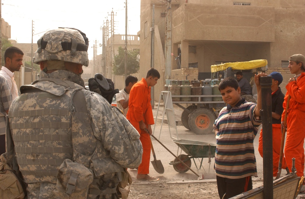 DVIDS - Images - Iraqi contractors hire youth to clean check points ...