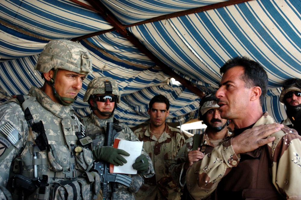 DVIDS - Images - 3-2 Commander visits Iraqi Army Soldiers [Image 7 of 7]