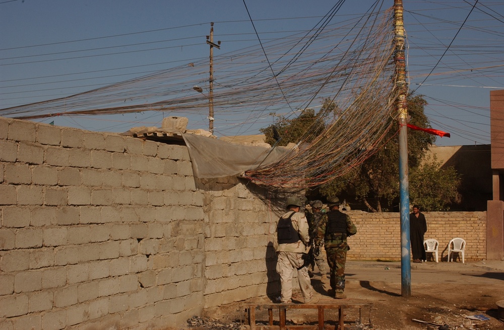 DVIDS - Images - Cordon and Search [Image 2 of 3]