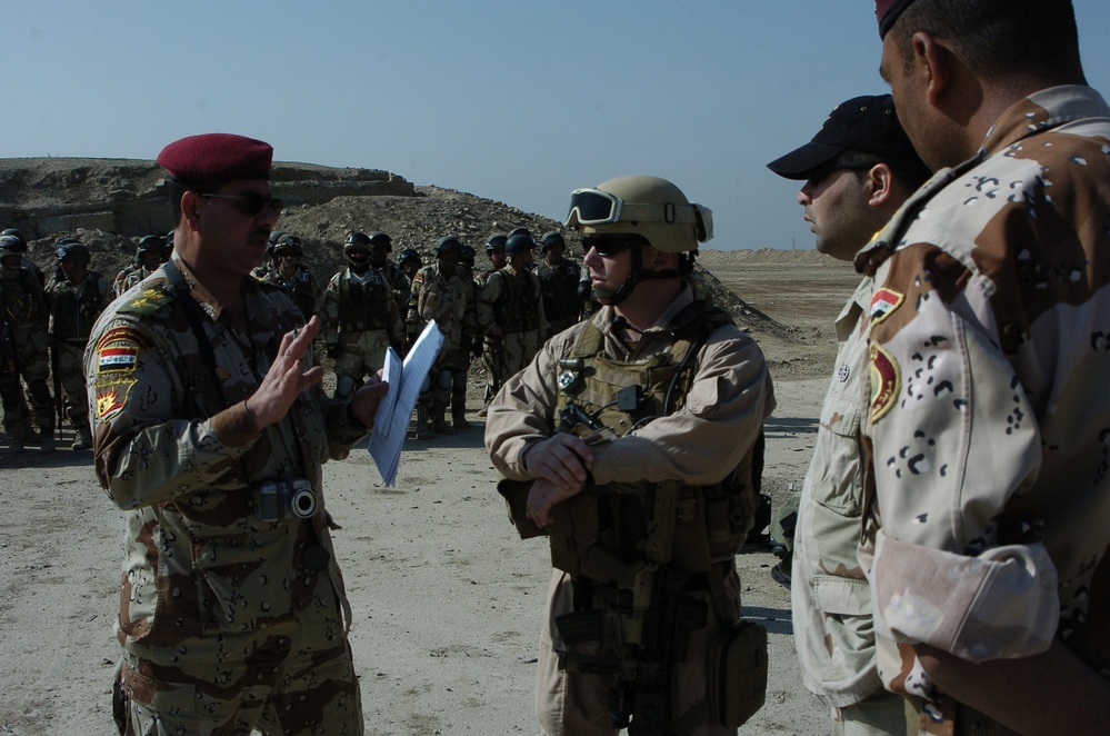 DVIDS - Images - Iraqi army Discusses IEDs [Image 2 of 3]