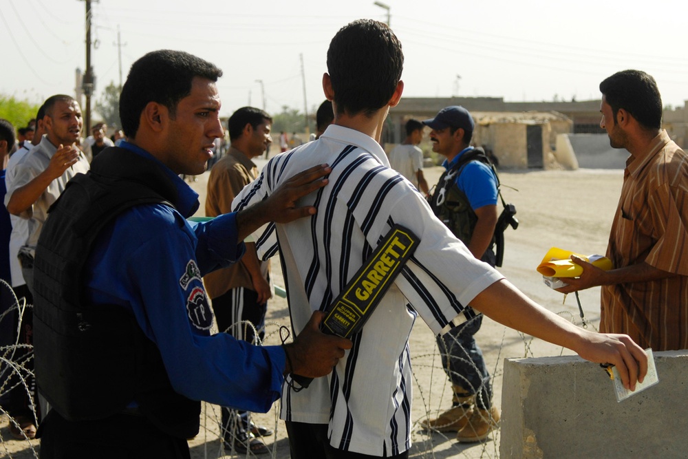 DVIDS - News - Yusufiyah-area men flock to IP recruitment drive