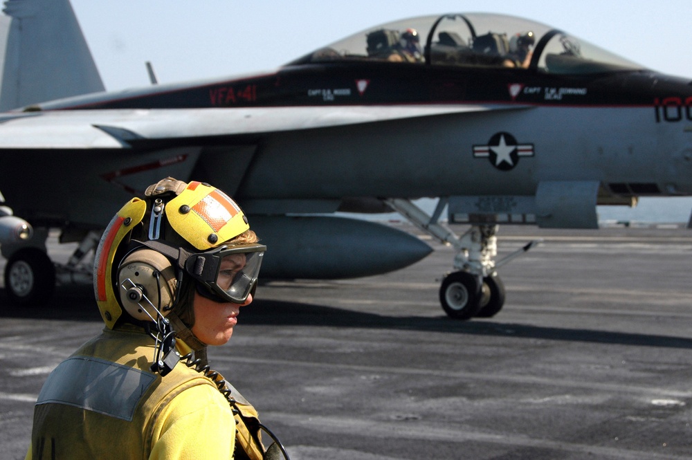 DVIDS - Images - 5th Fleet supports GWOT [Image 2 of 2]