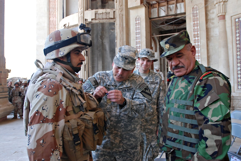 DVIDS - Images - Iraqi Soldiers Honored for IED Discovery [Image 1 of 3]