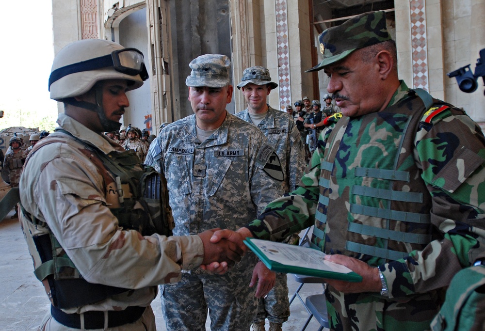 DVIDS - Images - Iraqi Soldiers Honored for IED Discovery [Image 2 of 3]